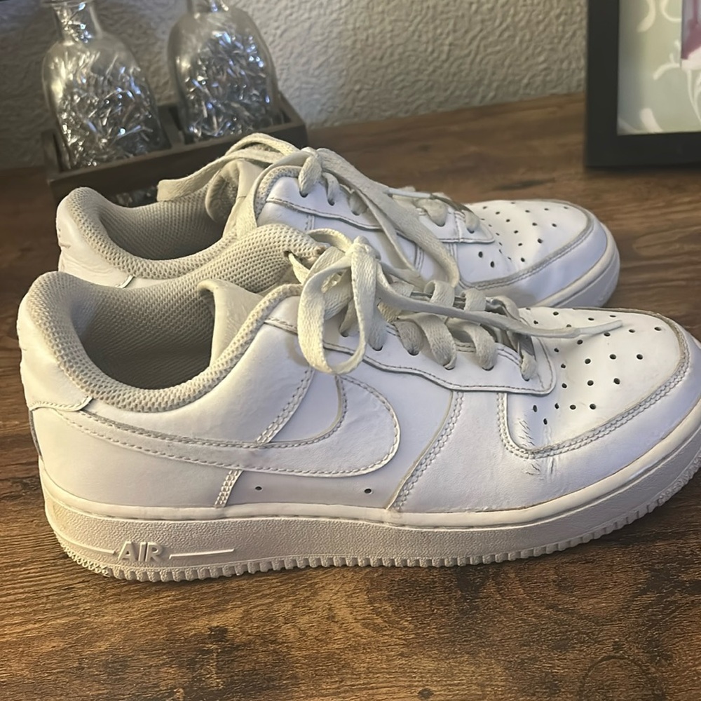 White Nike Air Forces. - Gem